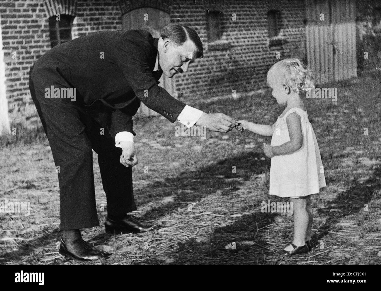Adolf Hitler mit einem Kind, 1936 Stockfotografie - Alamy