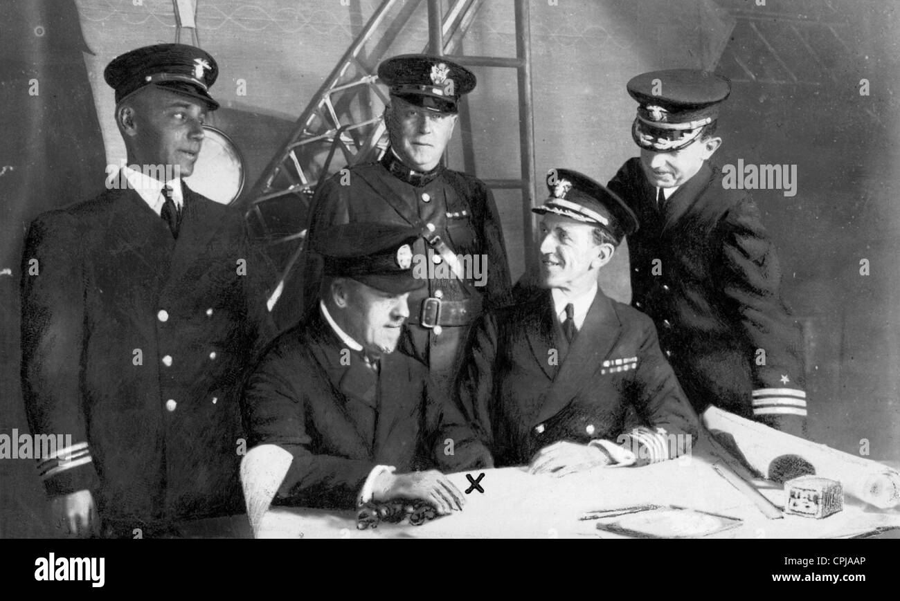 Dr. Hugo Eckener mit der amerikanischen Kommission der das Luftschiff ZR III (LZ126 ...