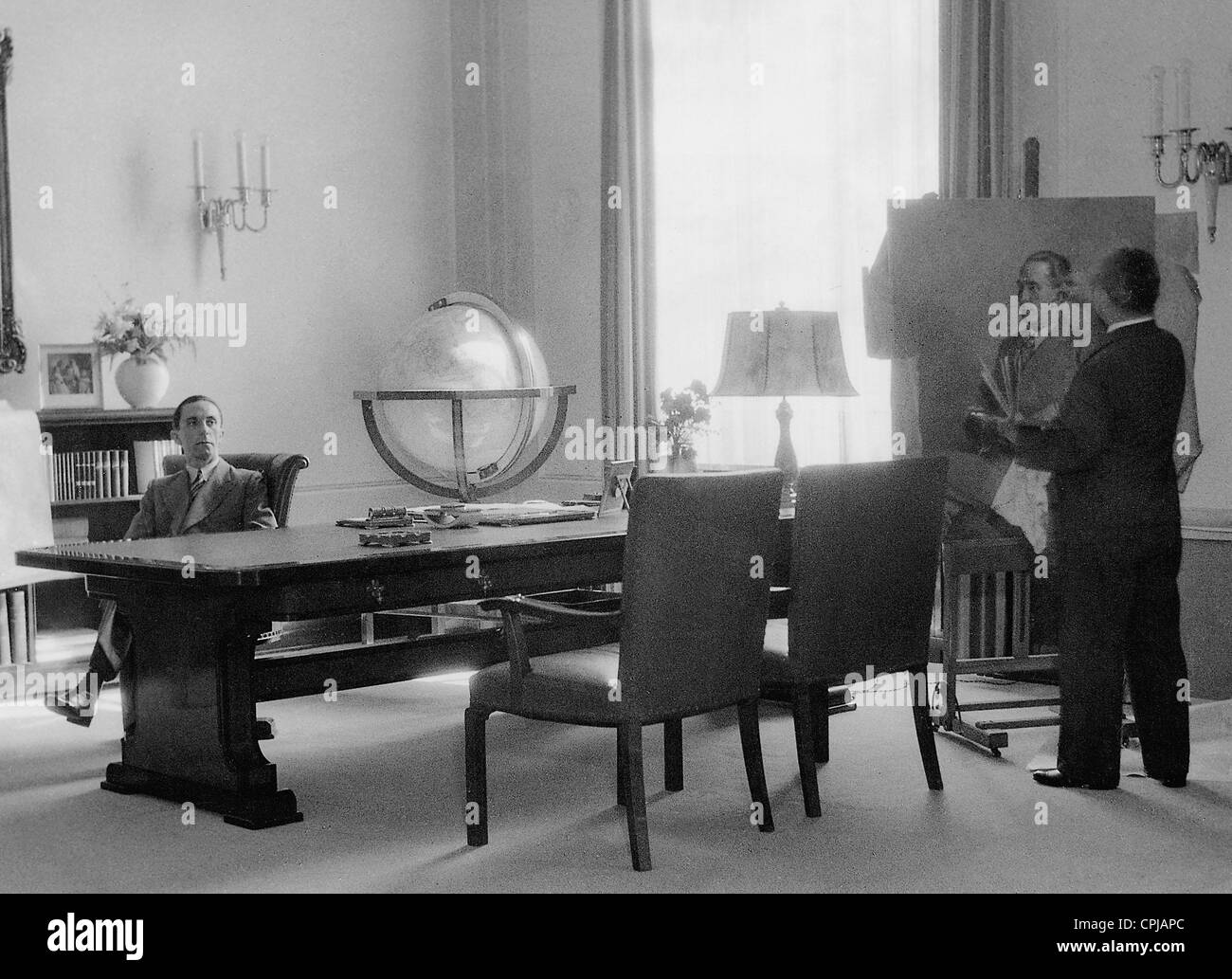 Joseph Goebbels hat sein Porträt gemalt, 1936 Stockfotografie - Alamy