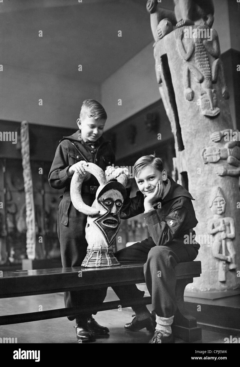 Pimpfe bei einem Besuch in das ethnologische Museum, 1937 ...