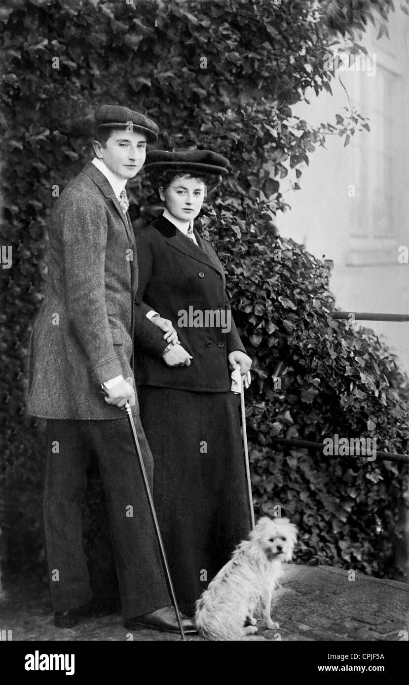 Prinz August Wilhelm von Preußen und seiner Frau, 1909 Stockfotografie ...