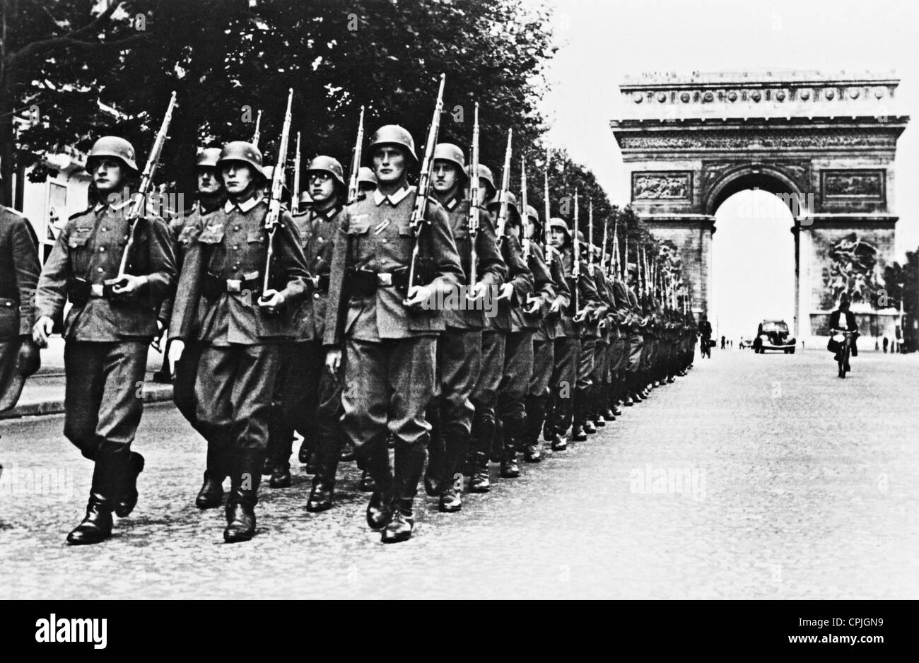 Wehrmacht arc de triomphe -Fotos und -Bildmaterial in hoher Auflösung ...