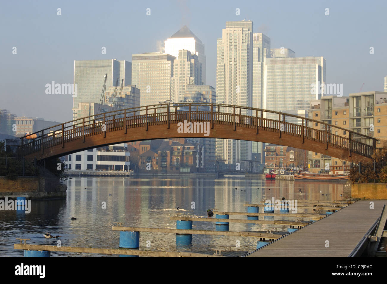 Liegeplätze und Steg bei Millwall Dock und Canary Wharf Skyline, London ...