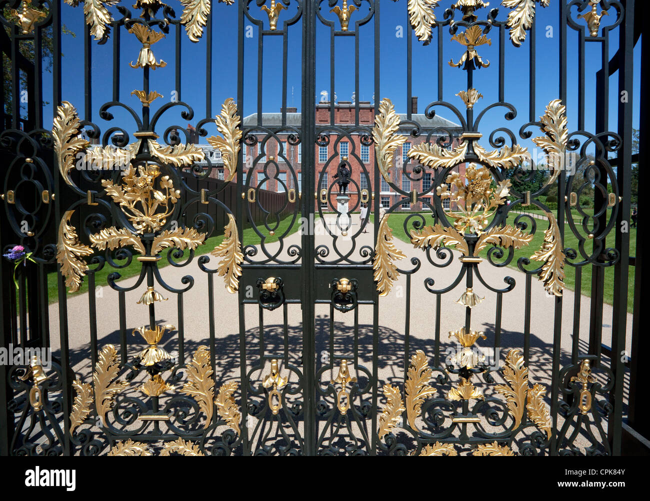 Royal gates kensington palace -Fotos und -Bildmaterial in hoher ...