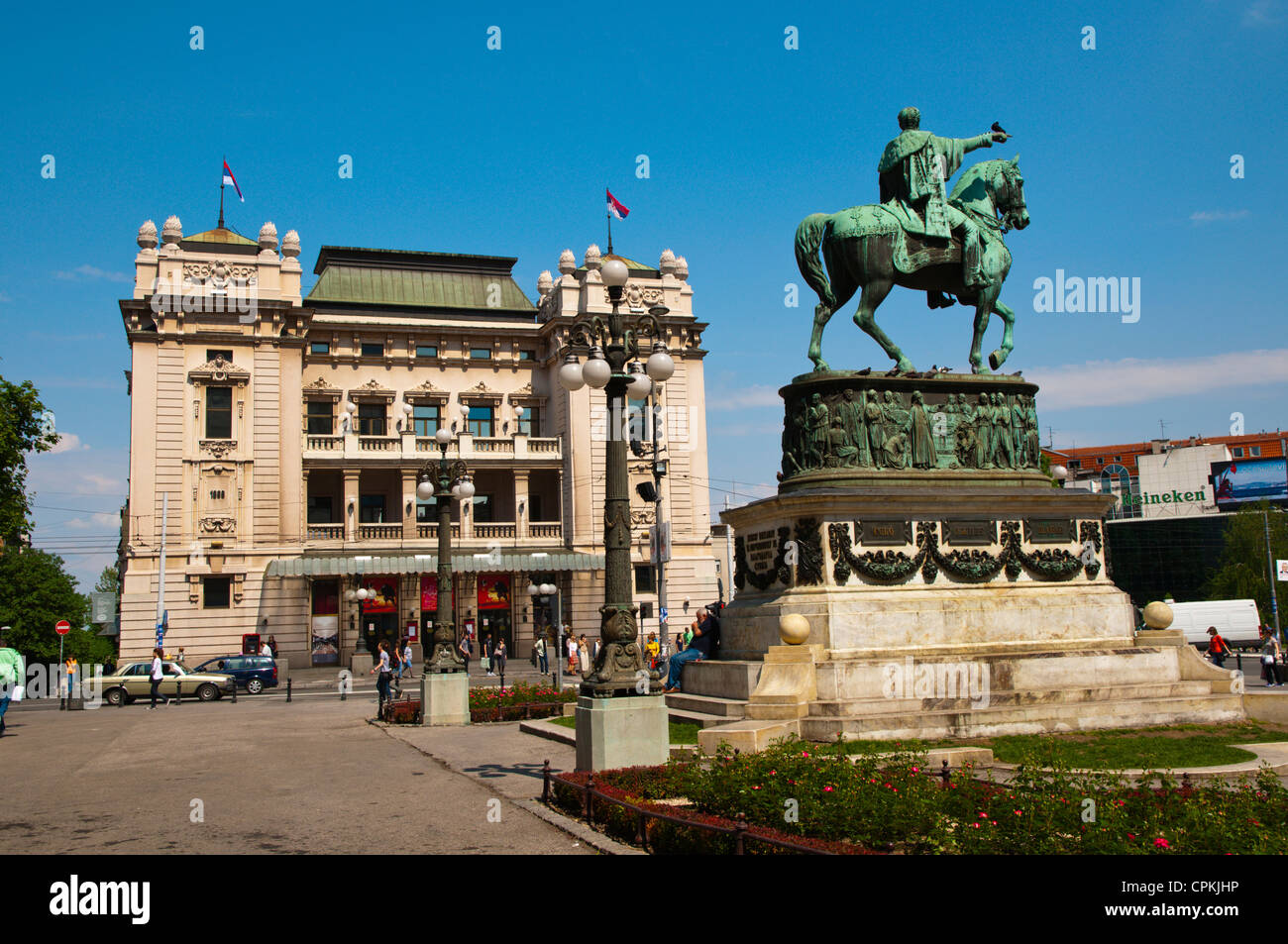 Trg Republike Platz mit Nationaltheater und Statue des Prinzen Mihailo ...