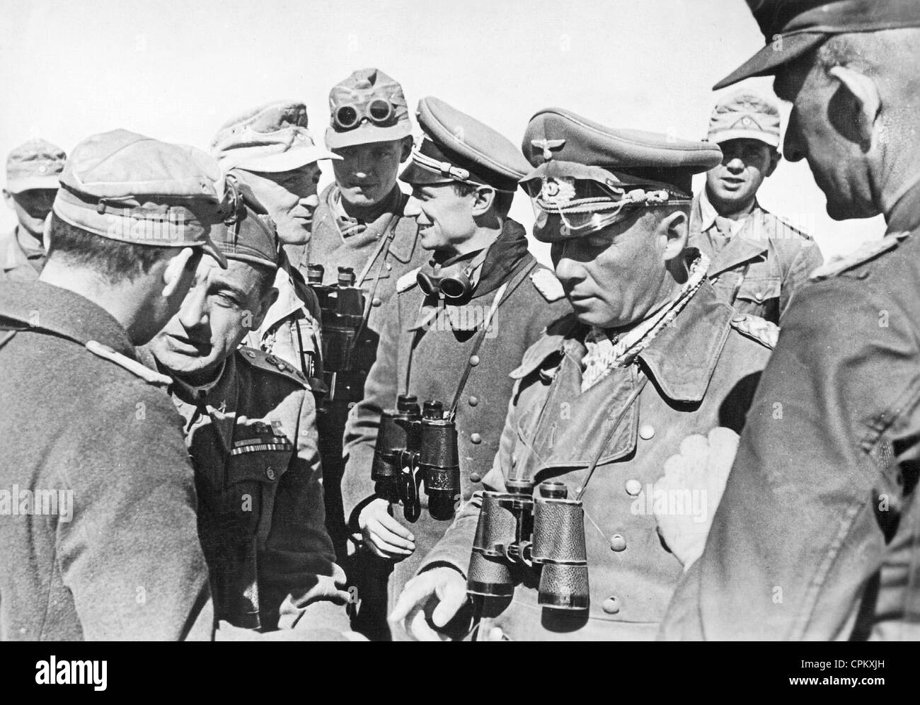 Erwin Rommel mit deutschen und italienischen Offizieren in Afrika, 1942 ...