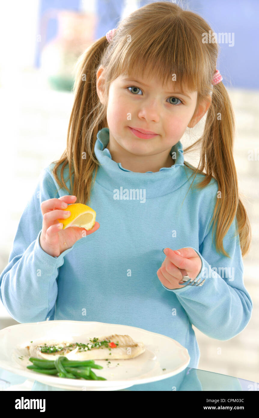 KINDER ESSEN FISCH Stockfotografie - Alamy
