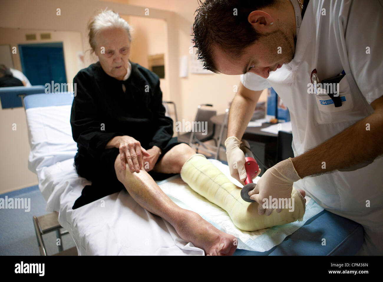 Gips Bein Gegossene Beine Stockfotos und -bilder Kaufen - Alamy