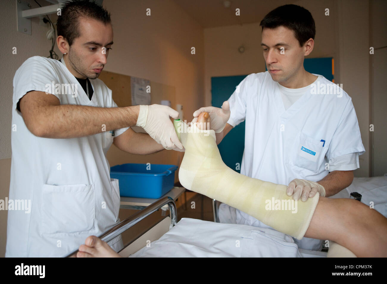 Gipsverband Bein Mann Krankenhaus Stockfotos und -bilder Kaufen - Alamy