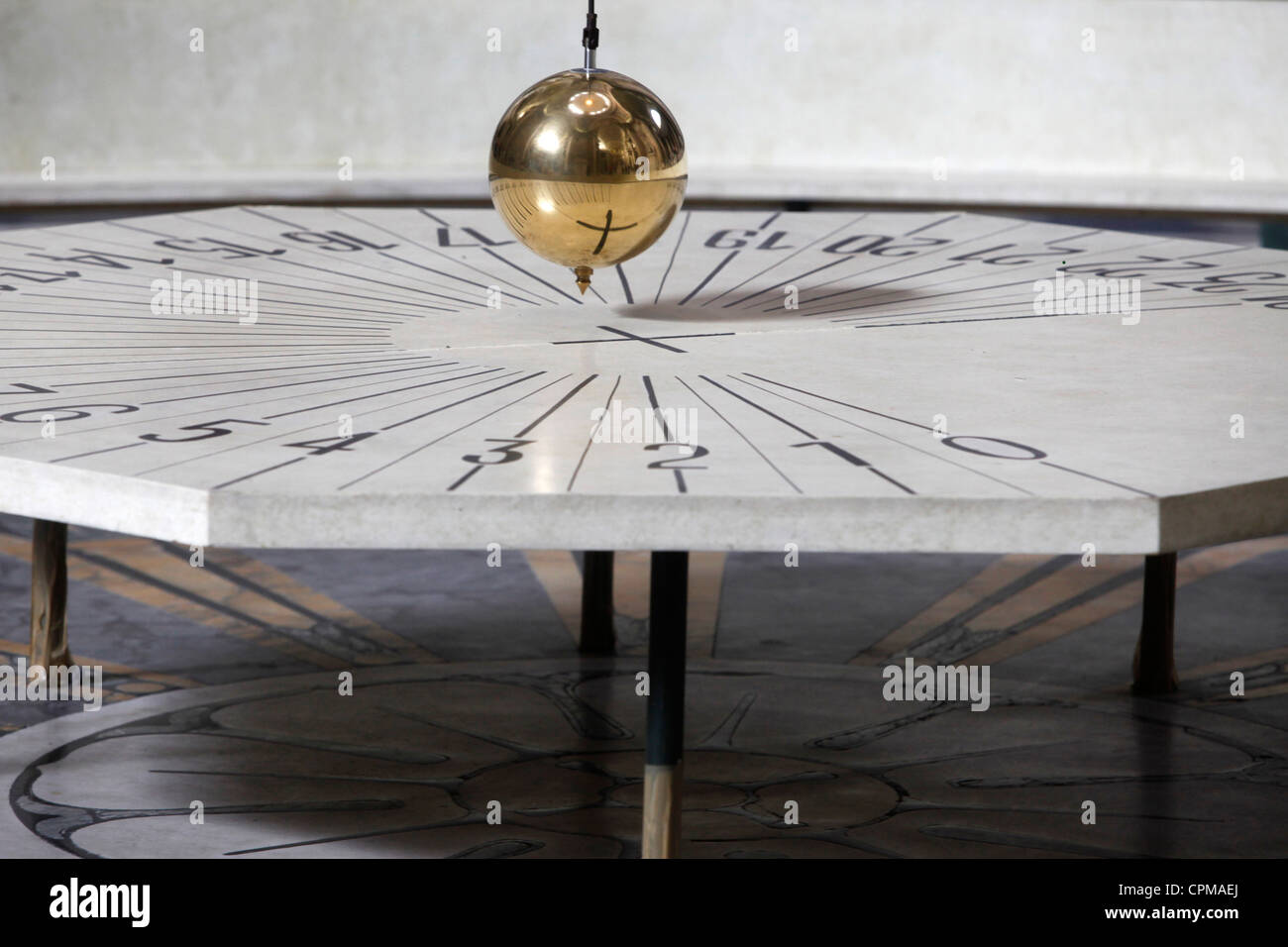 Foucault pendulum -Fotos und -Bildmaterial in hoher Auflösung – Alamy