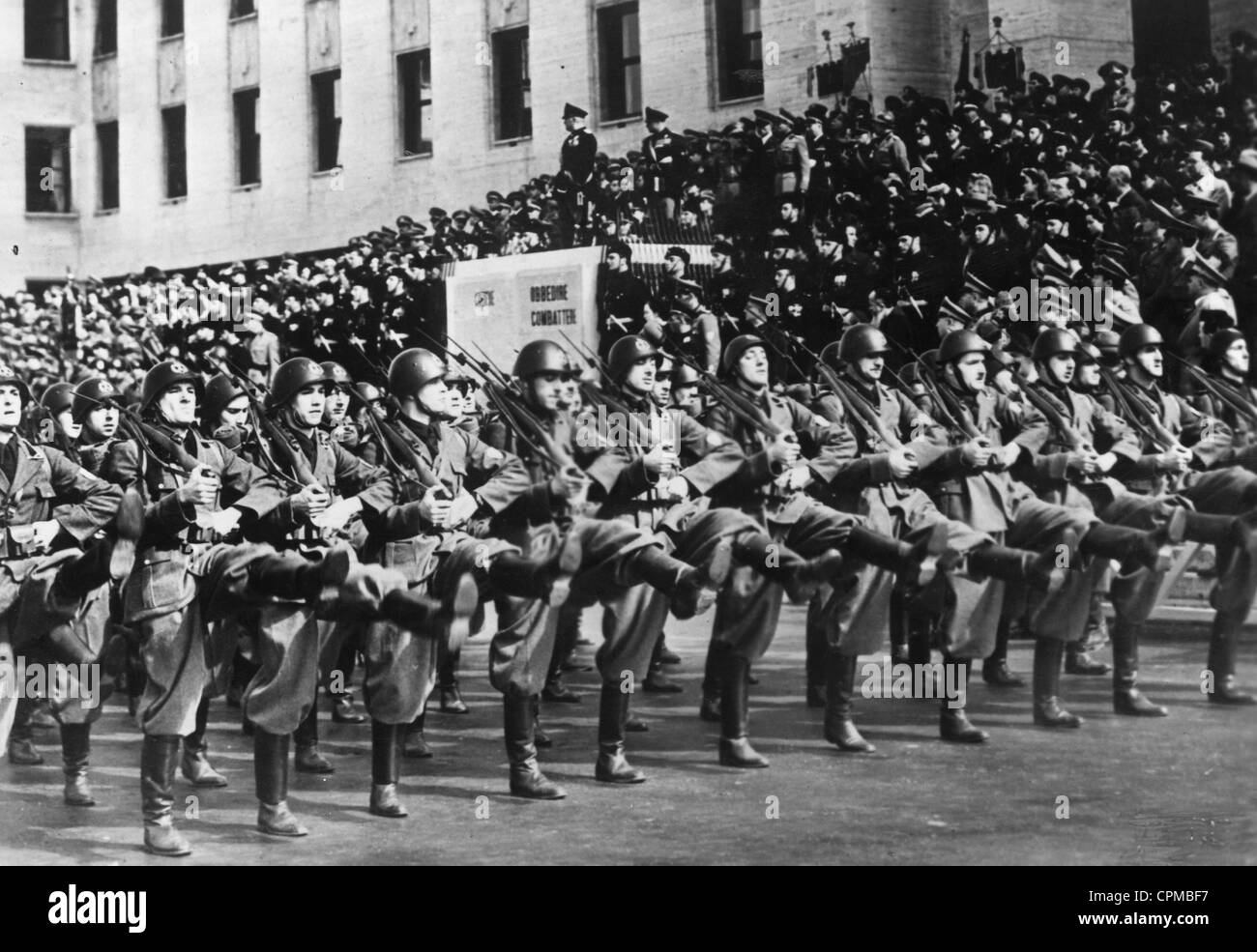 Italienische Studenten Parade vor Mussolini, 1940 Stockfotografie - Alamy