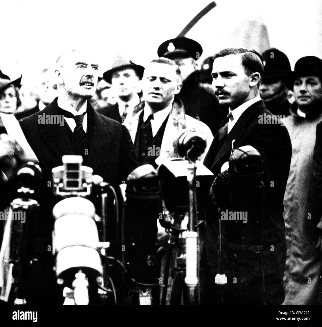Arthur Neville Chamberlain verspricht "Frieden für unsere Zeit" in ...