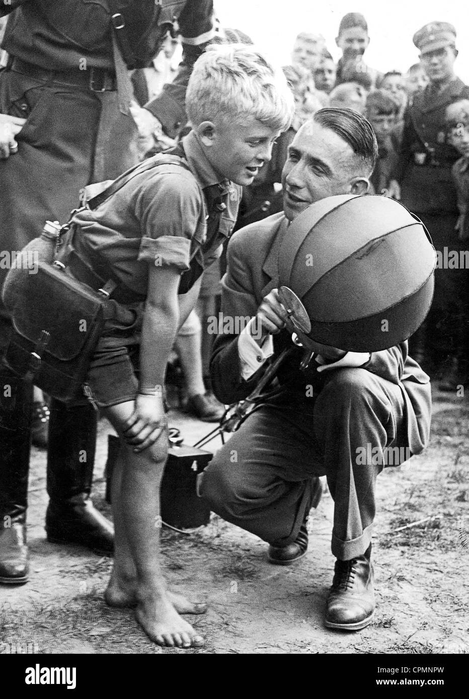 Reporter interviewt Hitler Junge, 1934 Stockfotografie - Alamy