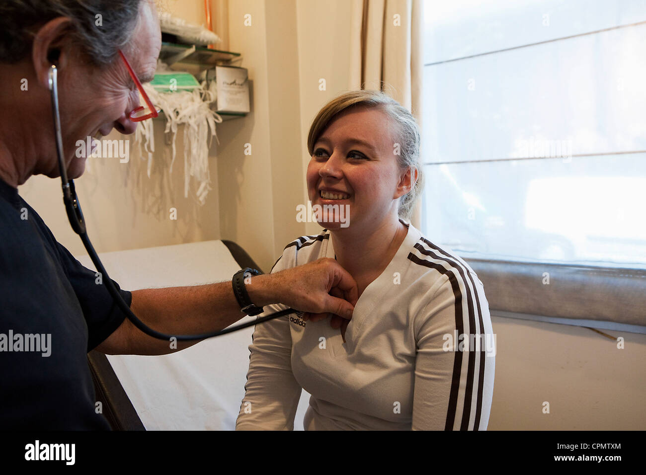 Female adolescent auscultation -Fotos und -Bildmaterial in hoher ...