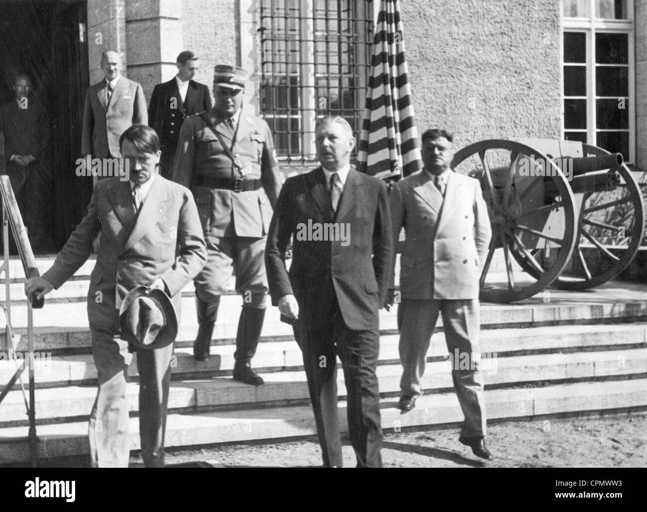 Adolf Hitler mit Wilhelm Brueckner, Oskar von Hindenburg und Otto ...
