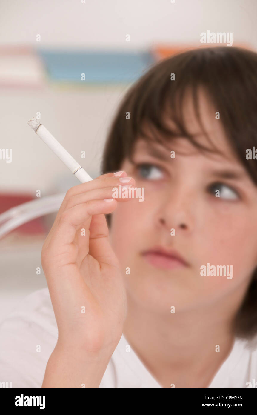 Rauchen und kind -Fotos und -Bildmaterial in hoher Auflösung - Seite 2 ...