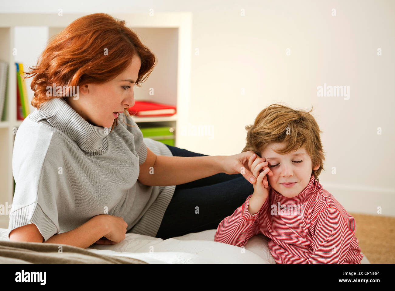 Mutter Sprechendes Kind Stockfotos und -bilder Kaufen - Alamy