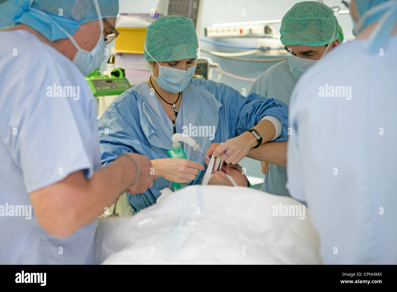 Intubation patient -Fotos und -Bildmaterial in hoher Auflösung – Alamy