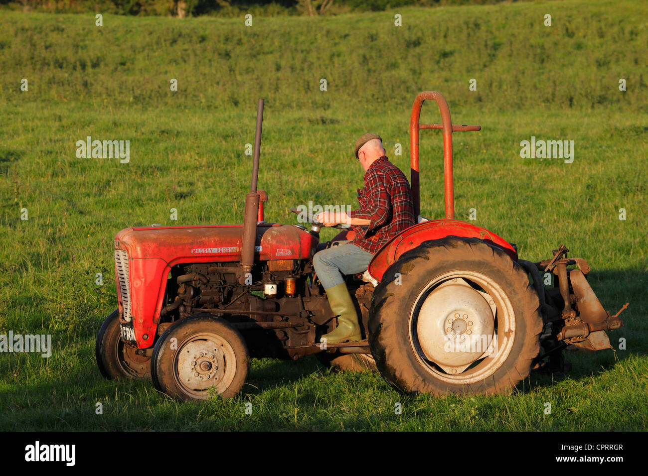 Leichter traktor -Fotos und -Bildmaterial in hoher Auflösung – Alamy