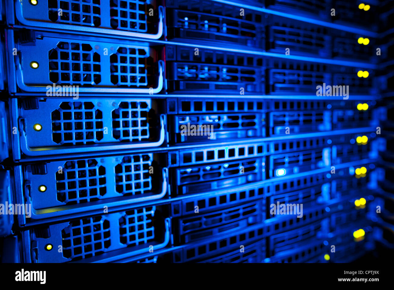 Server-Rack-Cluster in einem Rechenzentrum (flachen DOF; getönten ...