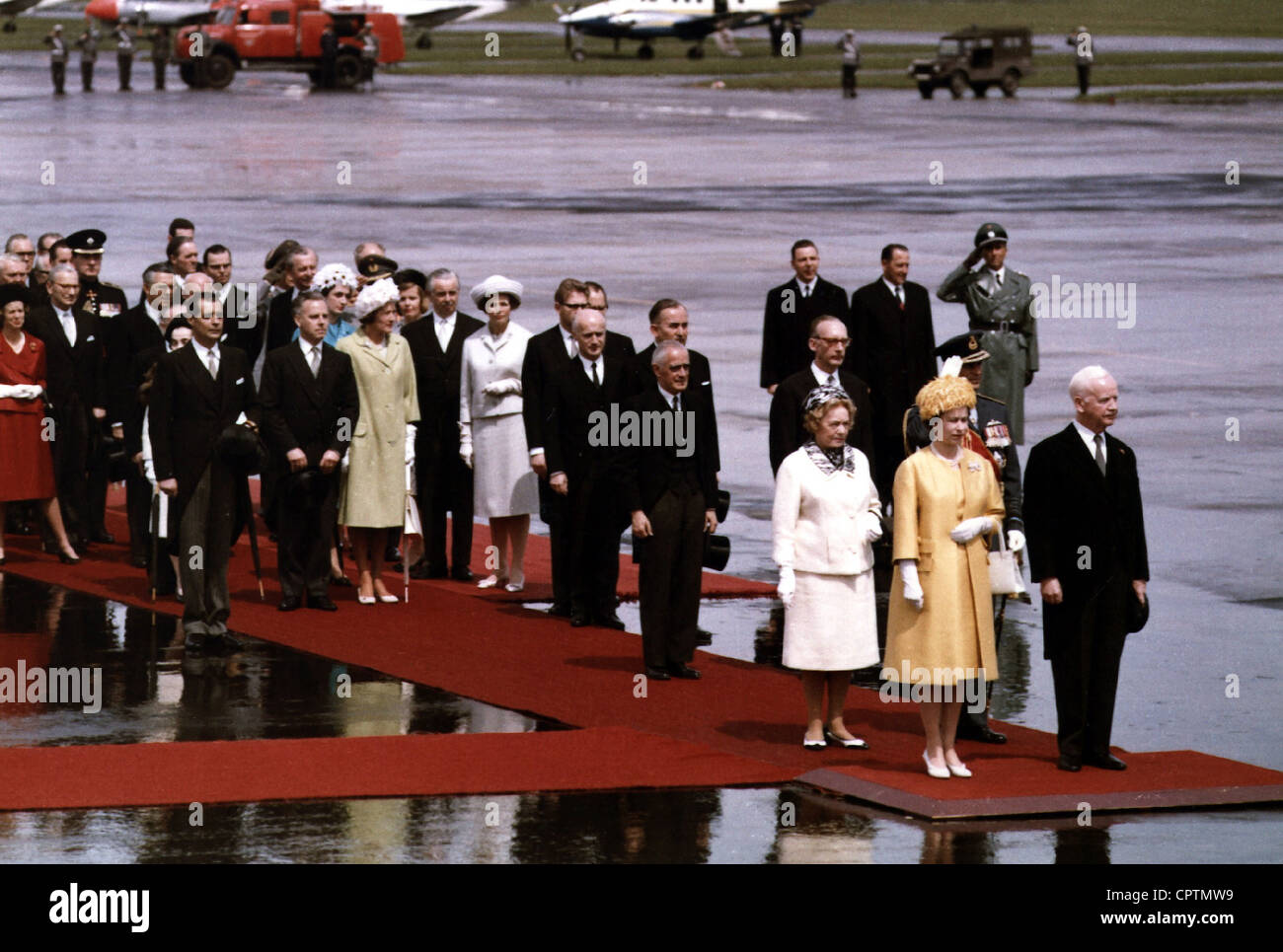 Queen elizabeth ii 1965 -Fotos und -Bildmaterial in hoher Auflösung – Alamy