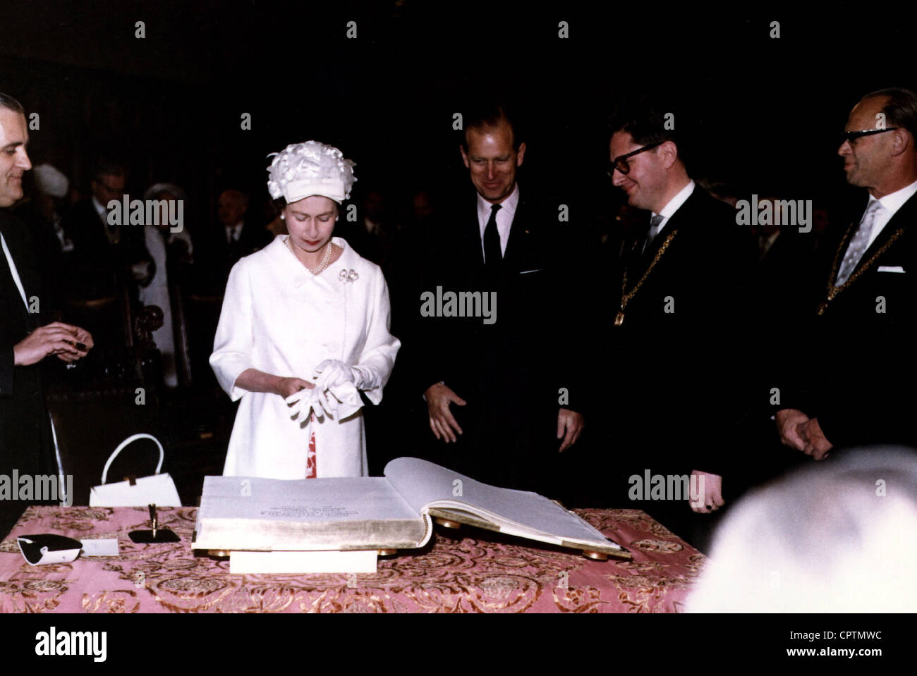 Queen elizabeth ii 1965 -Fotos und -Bildmaterial in hoher Auflösung – Alamy