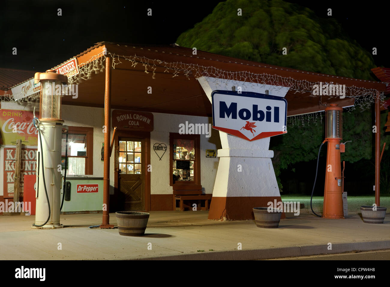 Verlassenen alten Retro-Tankstelle Pumpen nachts, route 66, West-Texas ...