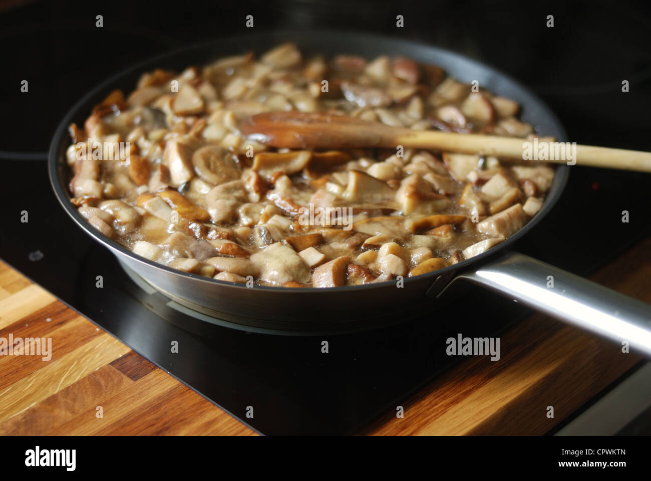 Gebratene steinpilze -Fotos und -Bildmaterial in hoher Auflösung – Alamy