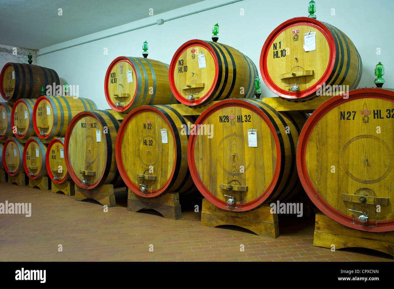 Weinfass barriques -Fotos und -Bildmaterial in hoher Auflösung – Alamy