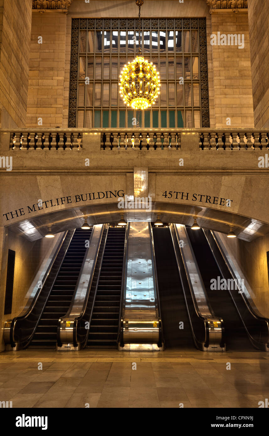 Rolltreppen im Grand Central Terminal in New York City Stockfotografie ...