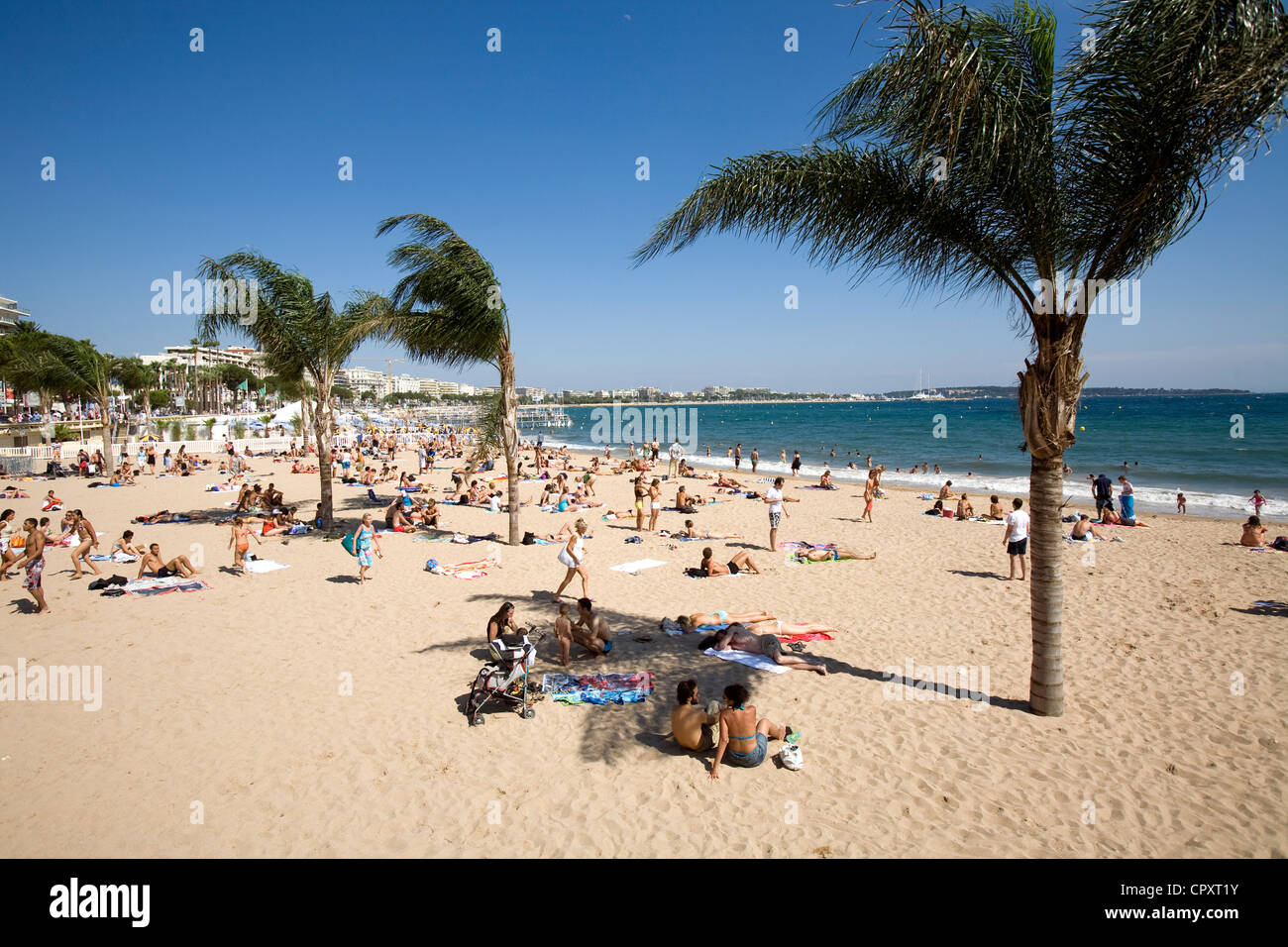People sunbathing on cannes beach -Fotos und -Bildmaterial in hoher ...