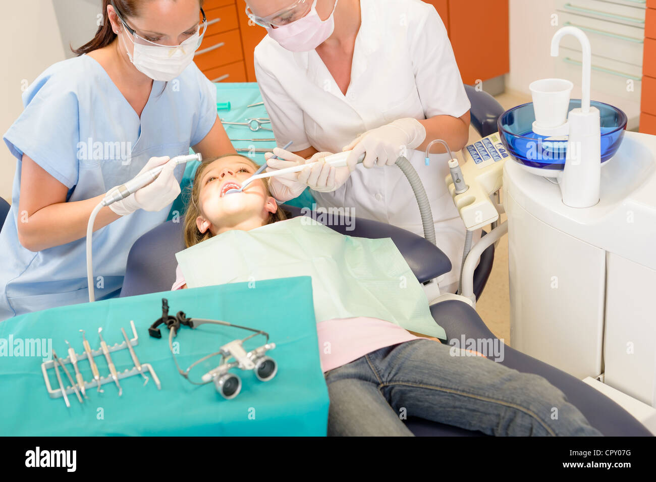 Zahnarzt und Assistenz mit kleinen Mädchen Patienten Zahnmedizin Klinik Stockfotografie - Alamy
