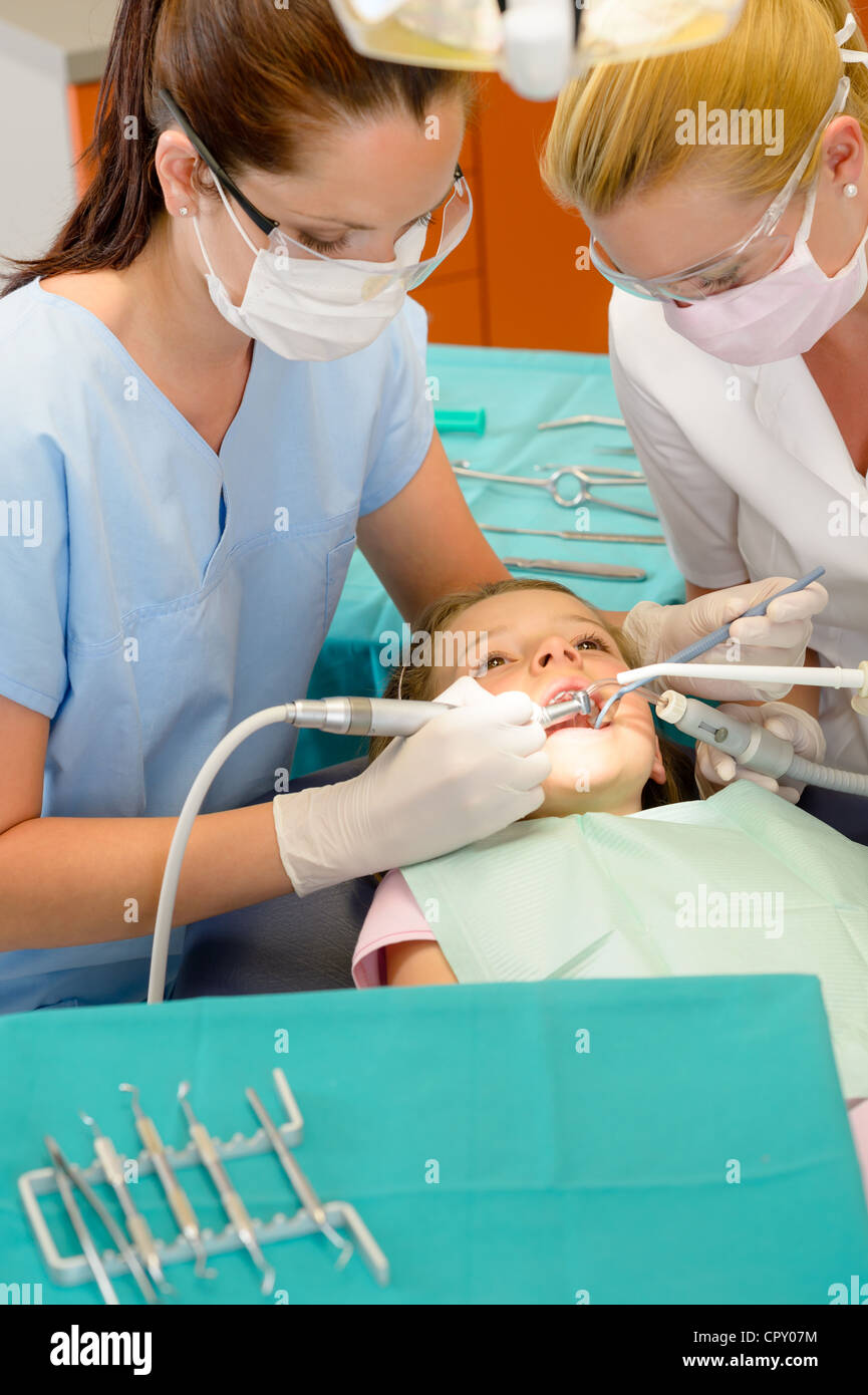 Zahnarzt und Krankenschwester, die Heilung von kleinen Mädchen in Zahnmedizin Klinik ...