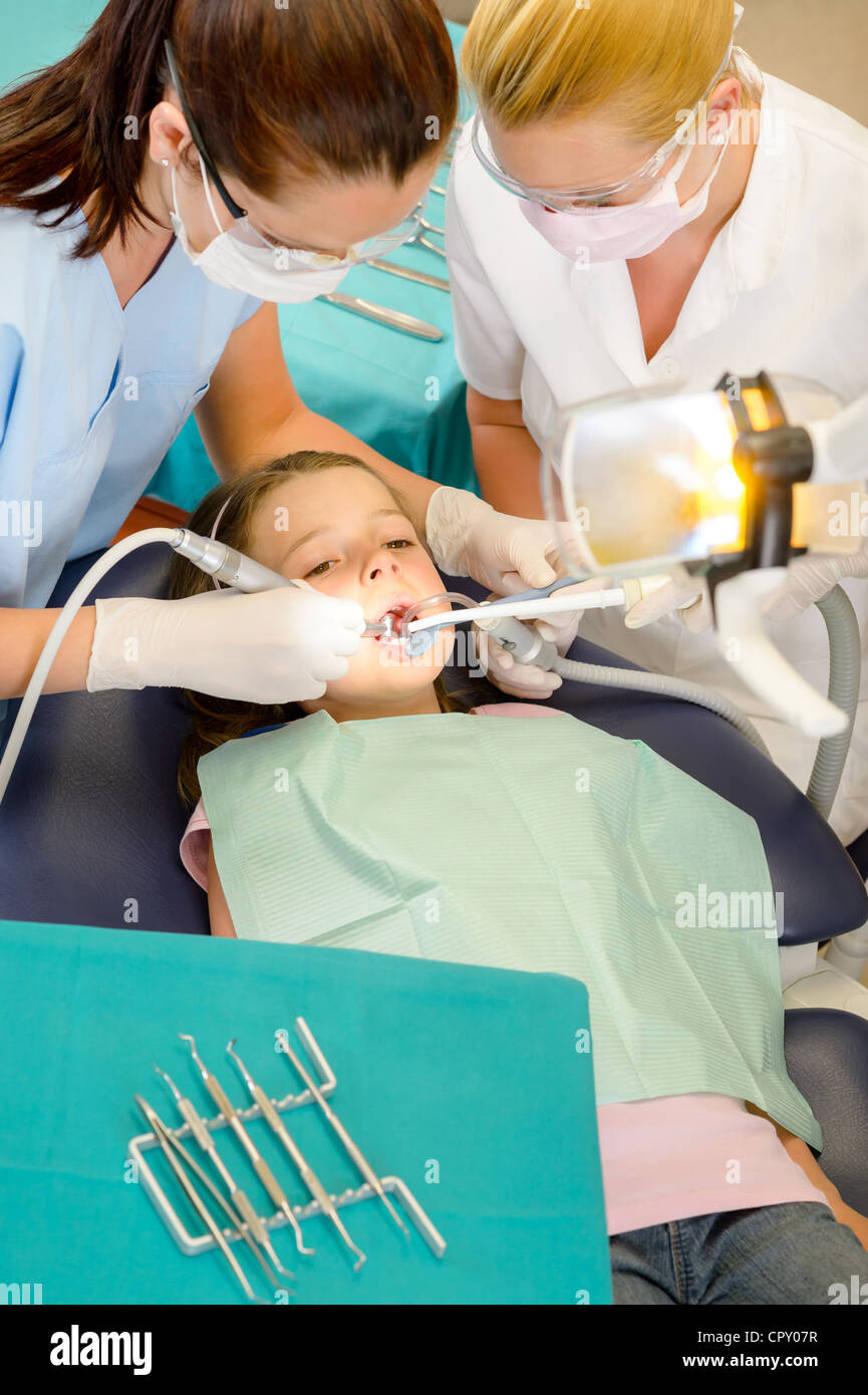 Zahnarzt und Assistenz mit kleinen Mädchen Patienten Zahnmedizin Klinik Stockfotografie - Alamy