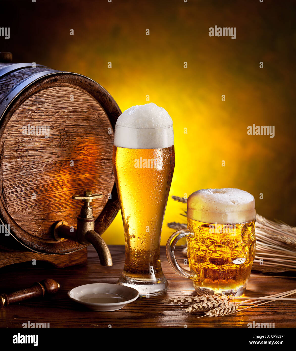 Bierfass mit Biergläsern auf einem Holztisch. Der dunkle Hintergrund ...