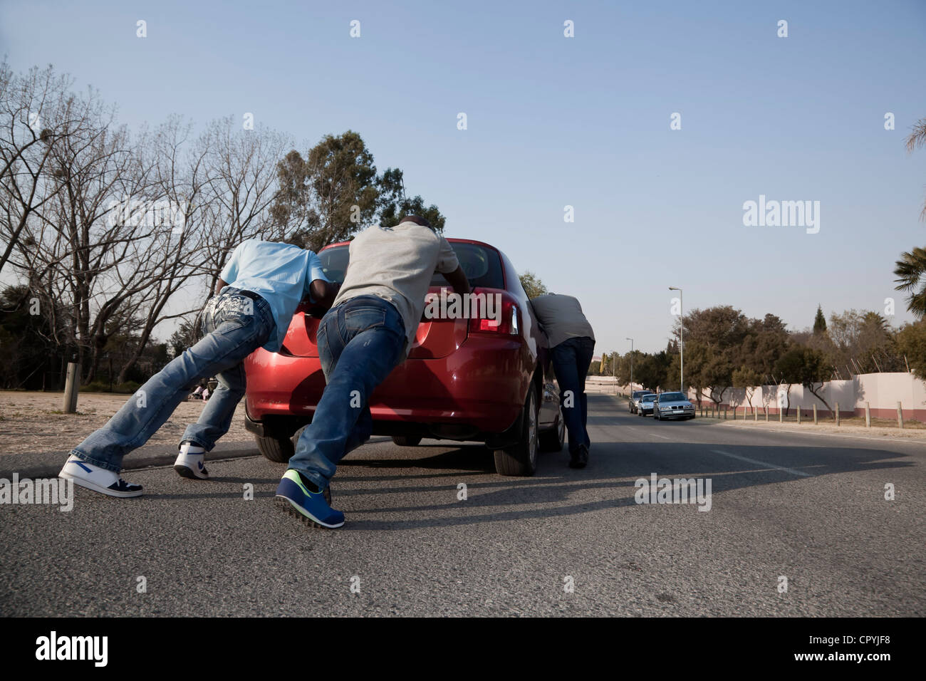 Drei männer draußen -Fotos und -Bildmaterial in hoher Auflösung – Alamy