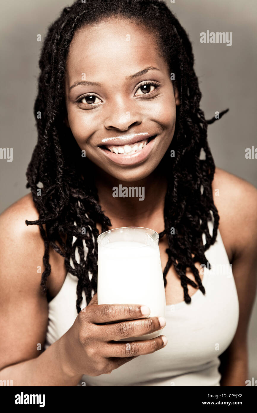 Weibliche trinkmilch aus einem glas -Fotos und -Bildmaterial in hoher ...