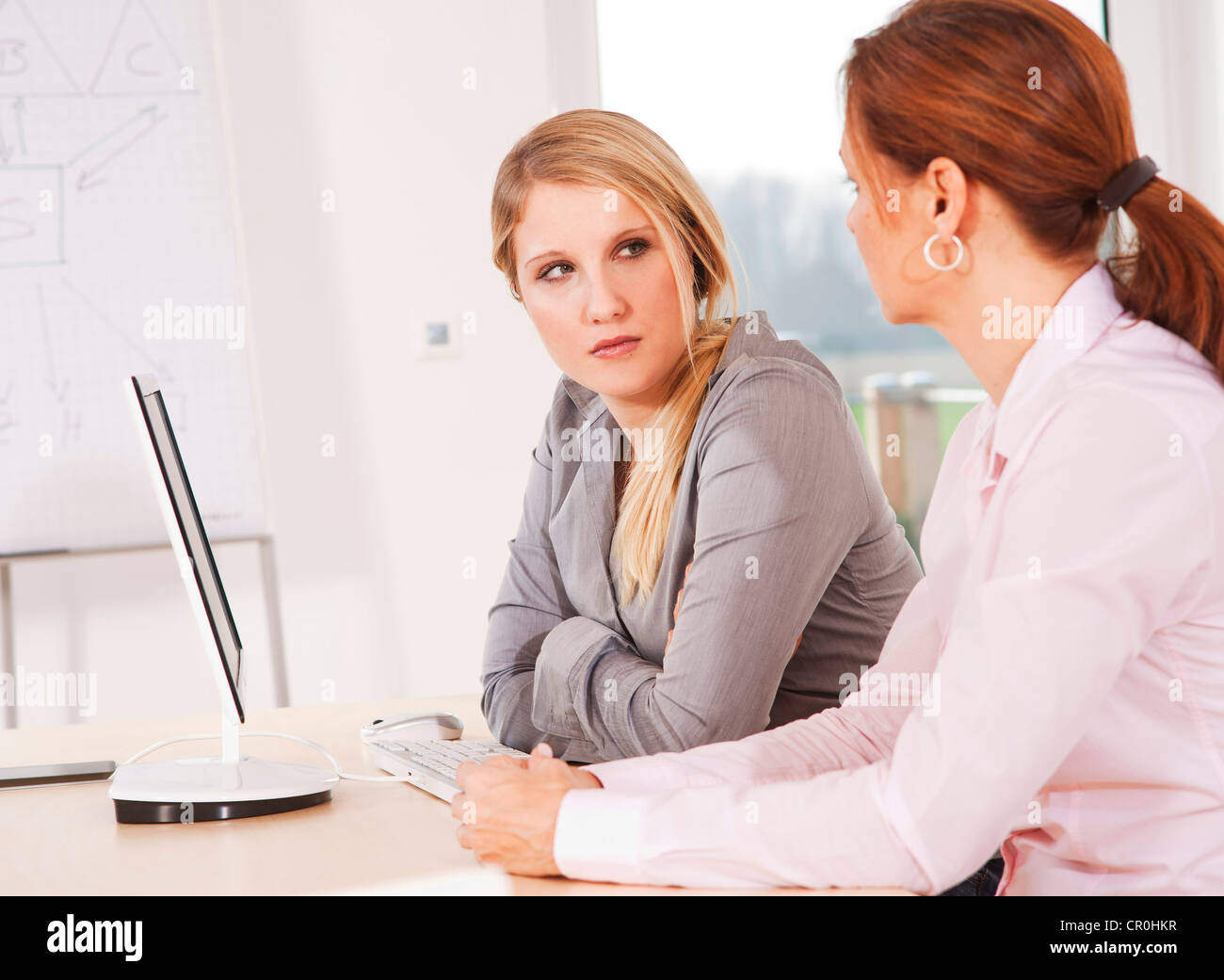 Kolleginnen und Kollegen im Büro Stockfotografie - Alamy