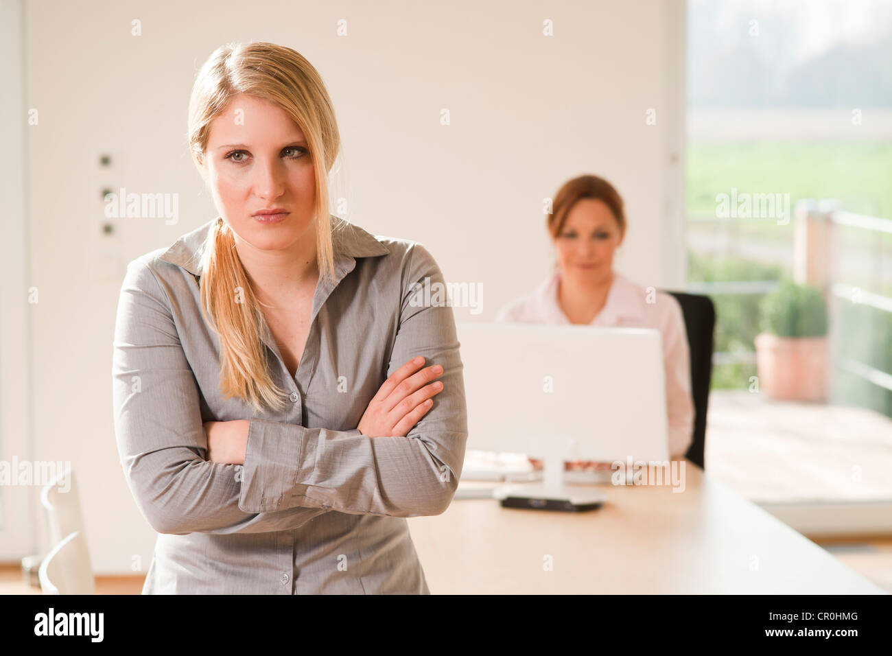 Kolleginnen und Kollegen im Büro Stockfotografie - Alamy