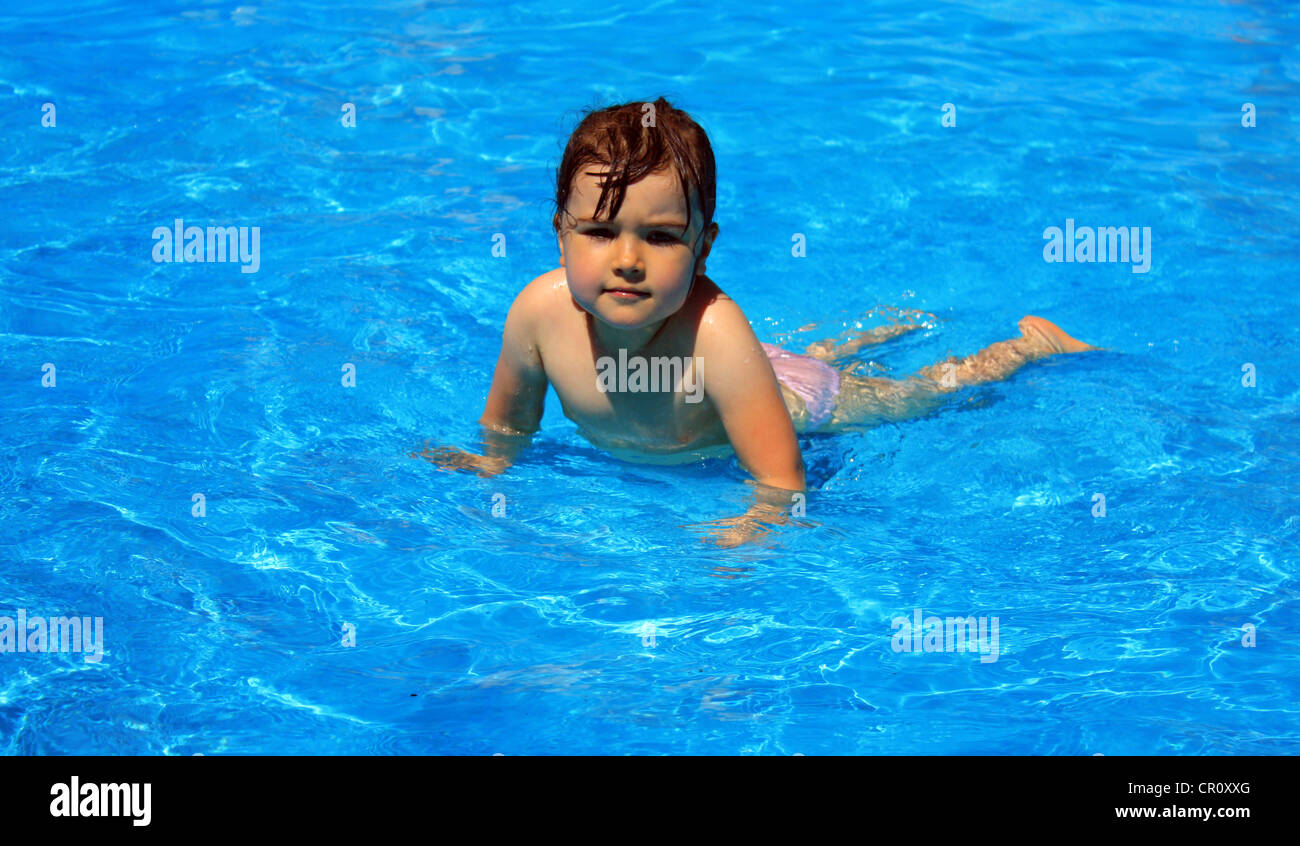 Kinder spielen im Pool portrait Stockfotografie - Alamy