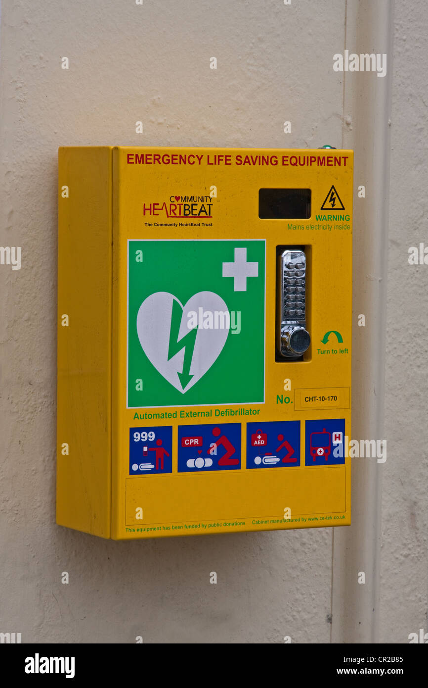 Notfall-Defibrillator an Wand in Hauptplatz, Stowe-on-the-Wold ...