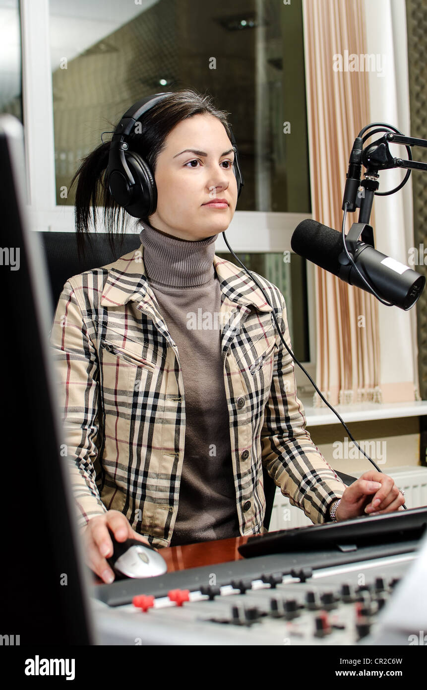 Moderatorin sitzt vor einem Mikrofon im radio Stockfotografie - Alamy