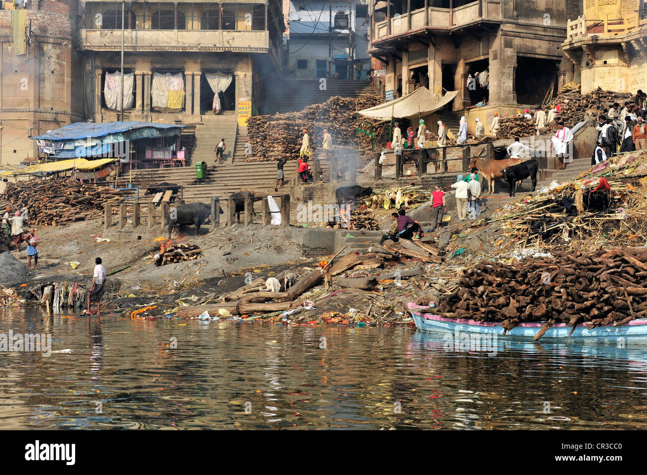 Rituelle Verbrennung auf der Treppe der Fluss Ganges, Manikarnika Ghat ...