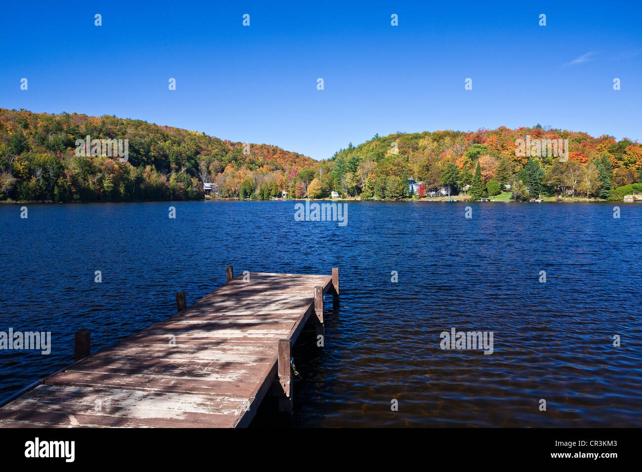 Kanada, Quebec Provinz, Laurentides Region im Herbst, See und Steg mit ...