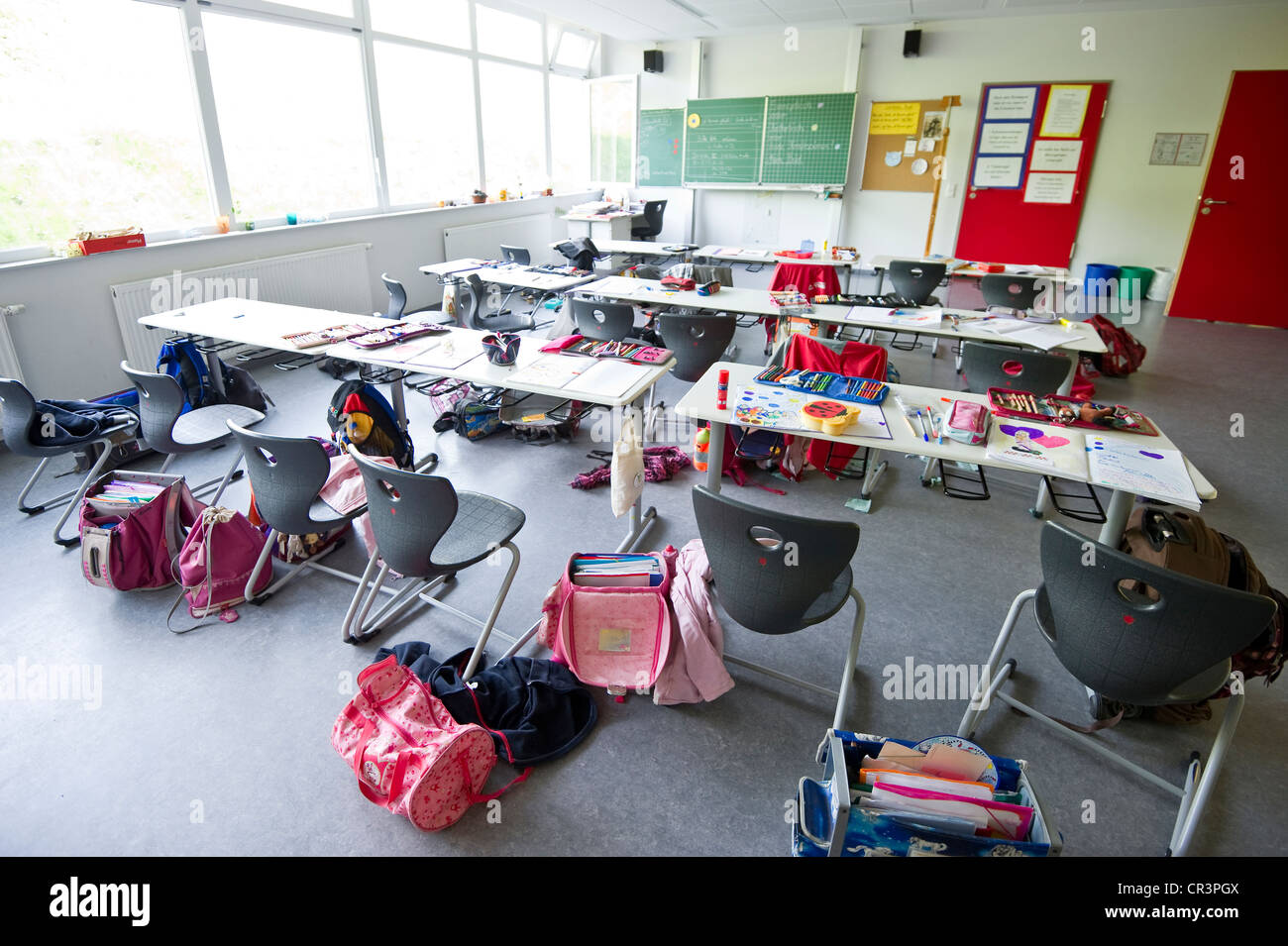Empty elementary school classroom Stockfotos und -bilder Kaufen - Alamy