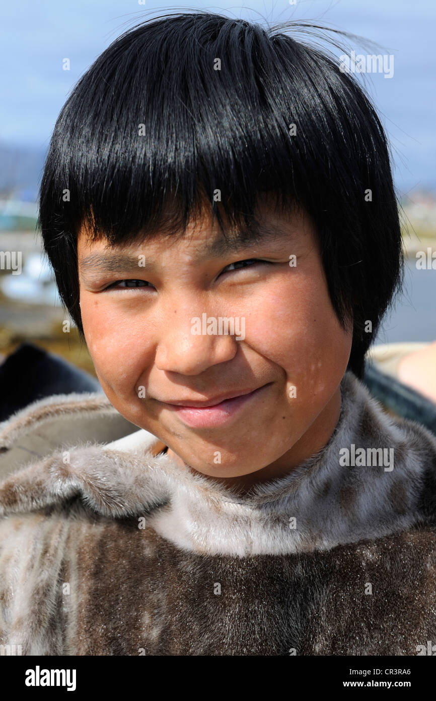 Grönland, Stadt von Nanortalik, Inuit tragen traditionelle Kleidung aus ...