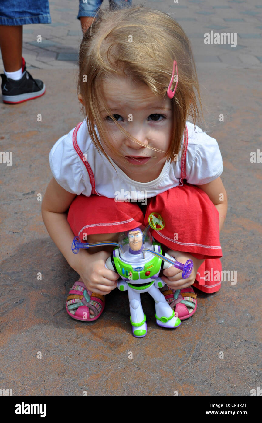 Kleines Mädchen posiert mit Buzz Lightyear aus dem Film Kleines Mädchen posiert mit Buzz Lightyear aus dem Film