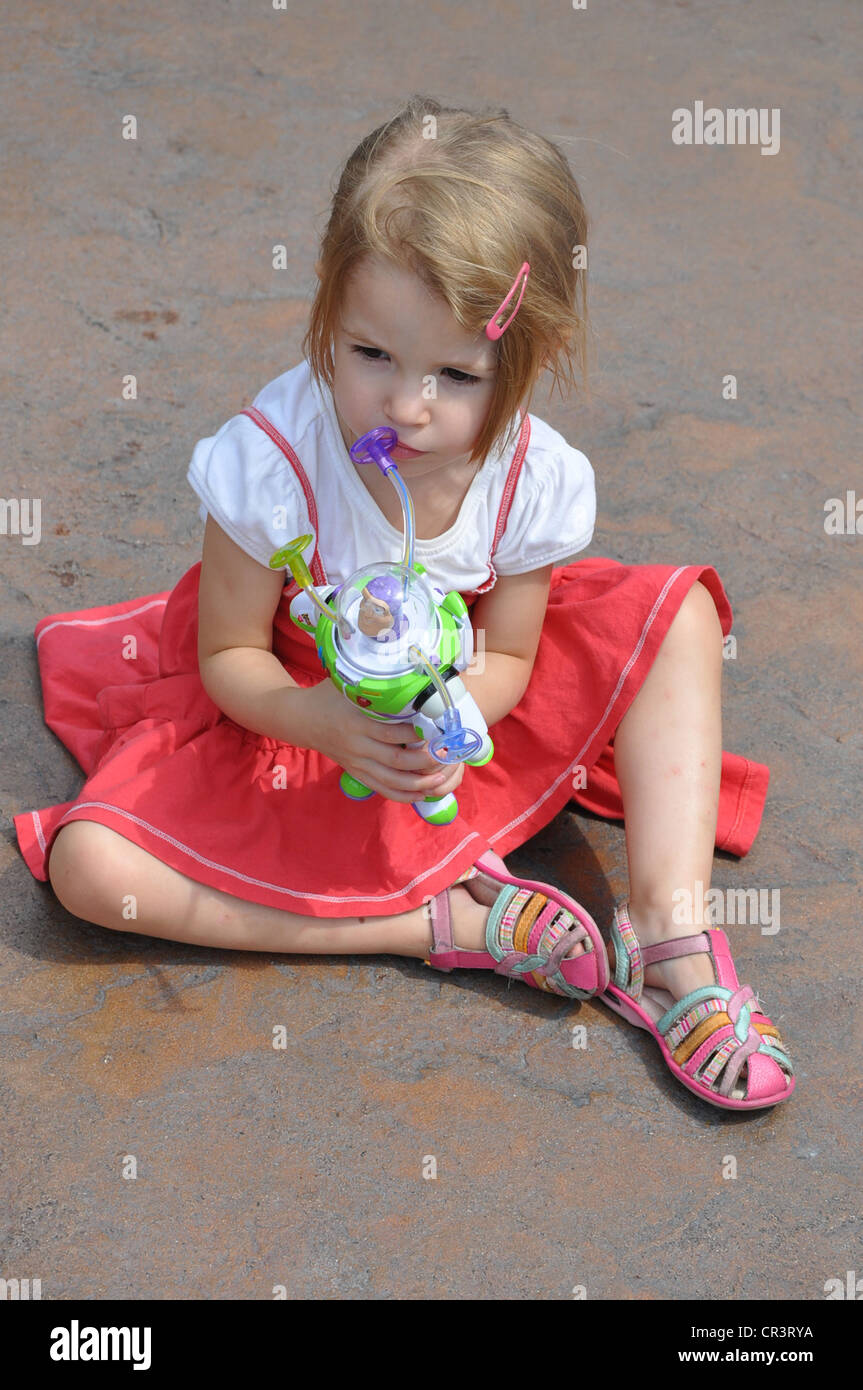 Kleines Mädchen spielt mit Buzz Lightyear Figur aus Kleines Mädchen spielt mit Buzz Lightyear Figur aus