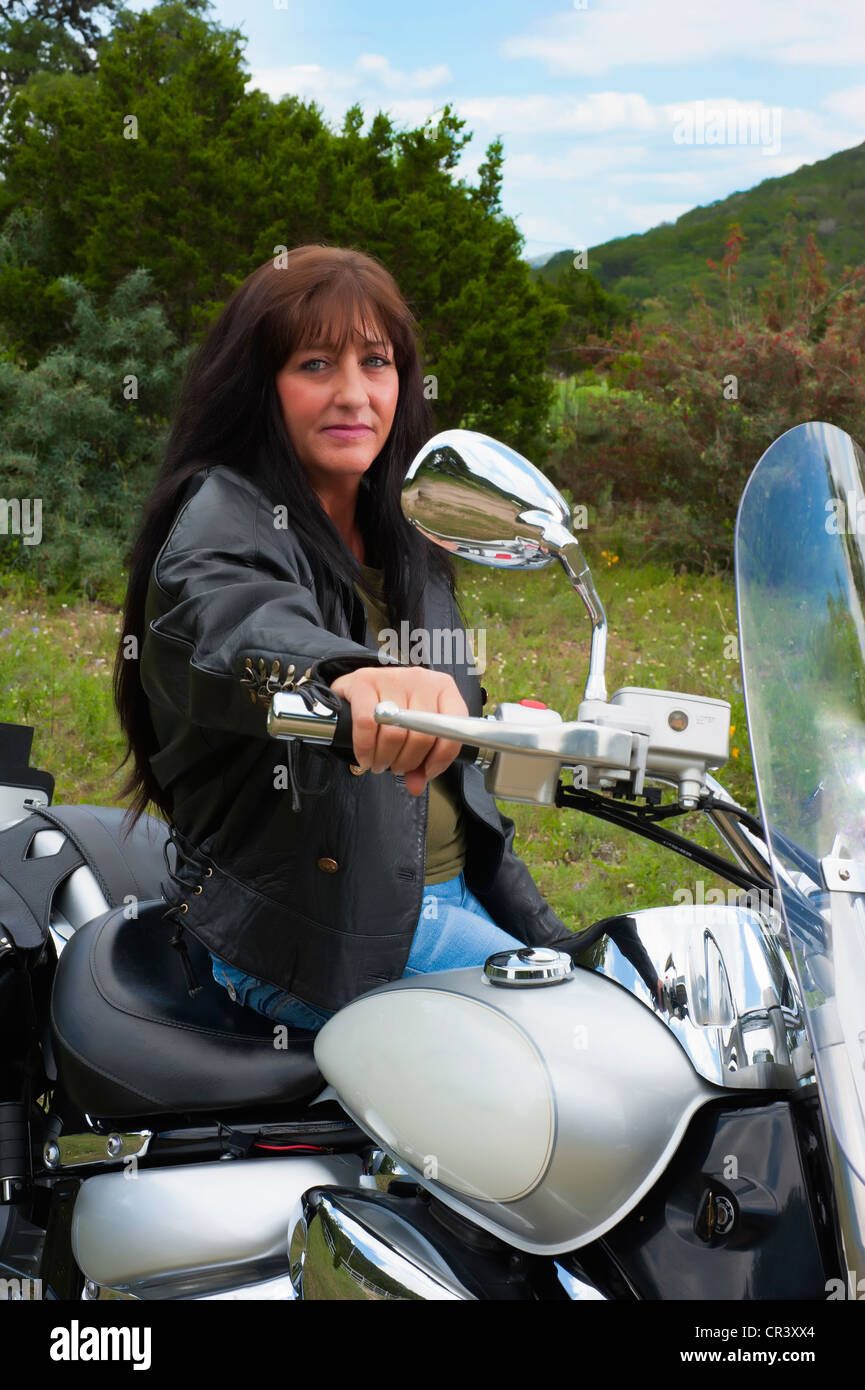 Biker Lady - Porträt einer reifen Frau der Native American in ...