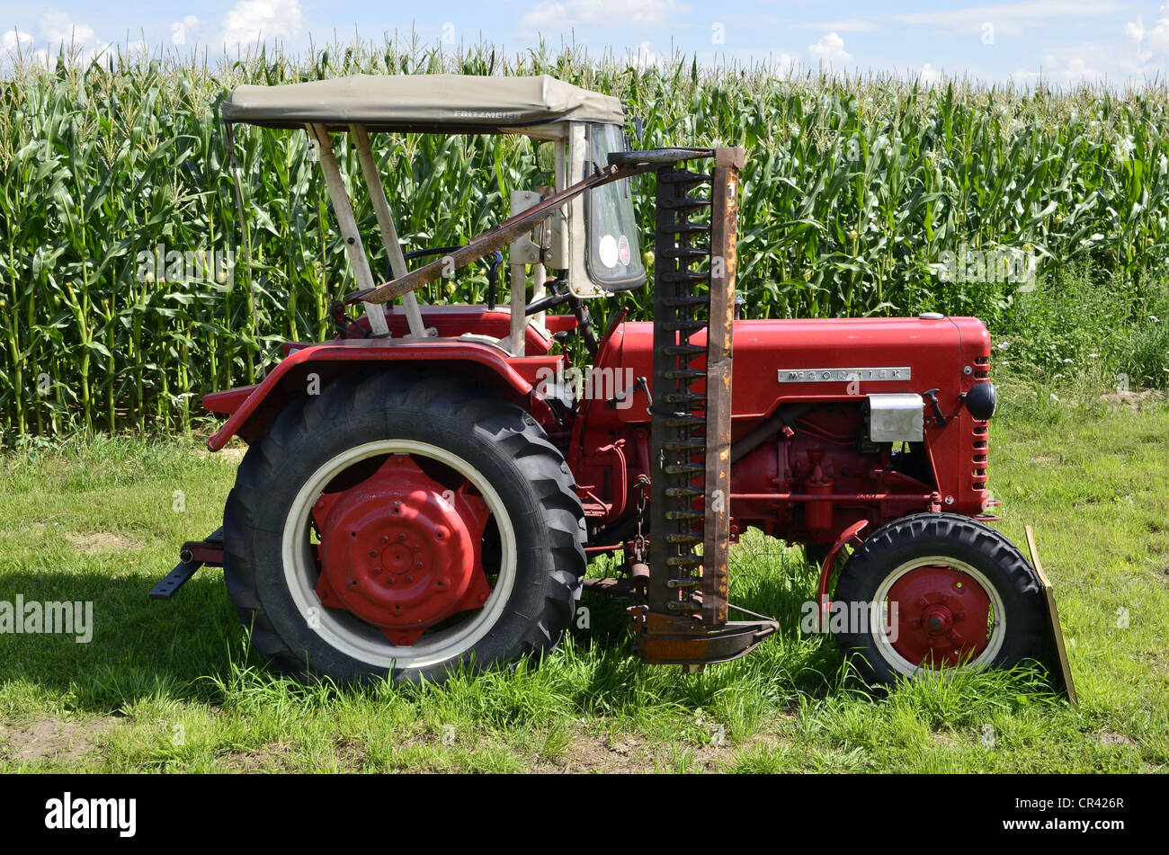 Vintage mccormick tractor -Fotos und -Bildmaterial in hoher Auflösung ...